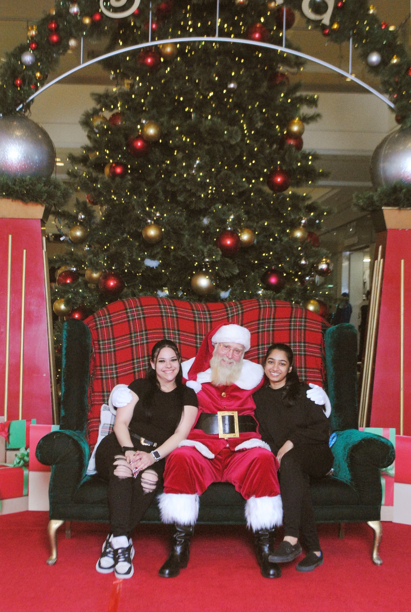 6 Reasons Santa Photos are Perfect for Best Friends